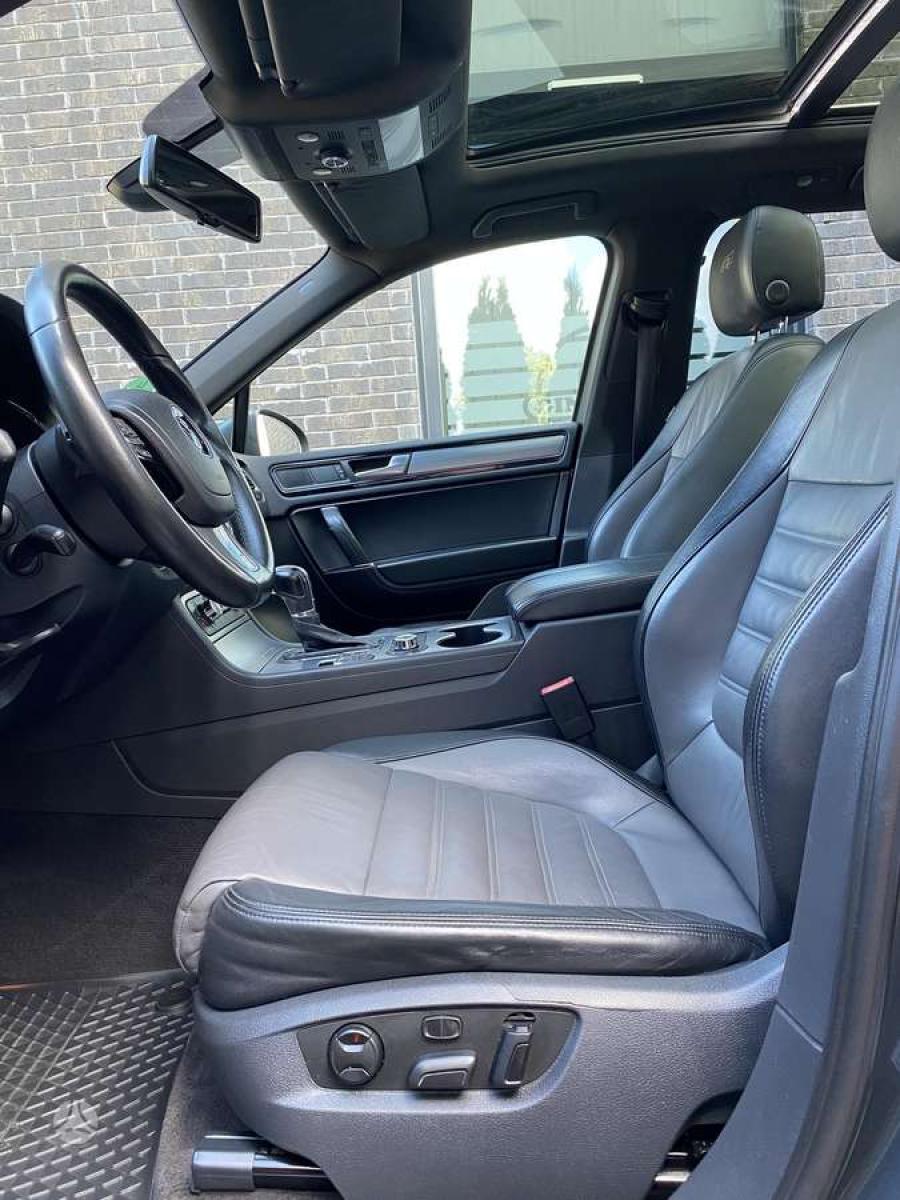 Grey Volkswagen Touareg 2012 in Marijampole, with an engine capacity of 2.97 L and mileage of 286 thousand km for 13550 €, photo 25 on AUTOMOTO.COM.LV