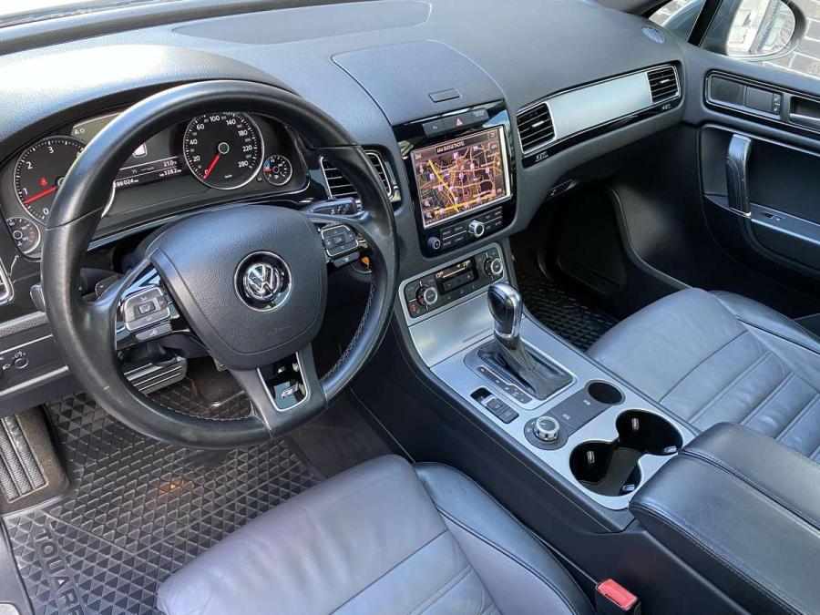 Grey Volkswagen Touareg 2012 in Marijampole, with an engine capacity of 2.97 L and mileage of 286 thousand km for 13550 €, photo 27 on AUTOMOTO.COM.LV