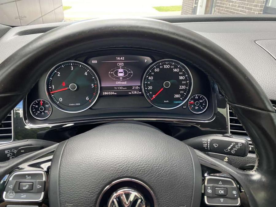 Grey Volkswagen Touareg 2012 in Marijampole, with an engine capacity of 2.97 L and mileage of 286 thousand km for 13550 €, photo 30 on AUTOMOTO.COM.LV