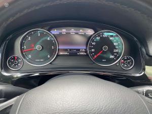 Grey Volkswagen Touareg 2012 in Marijampole, with an engine capacity of 2.97 L and mileage of 286 thousand km for 13550 €, photo 31 on AUTOMOTO.COM.LV