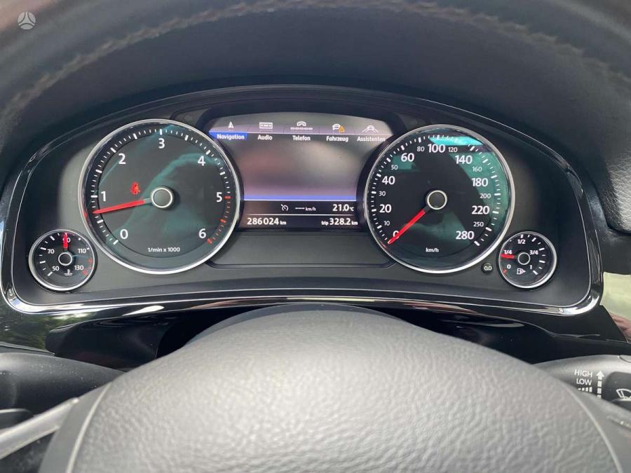 Grey Volkswagen Touareg 2012 in Marijampole, with an engine capacity of 2.97 L and mileage of 286 thousand km for 13550 €, photo 31 on AUTOMOTO.COM.LV