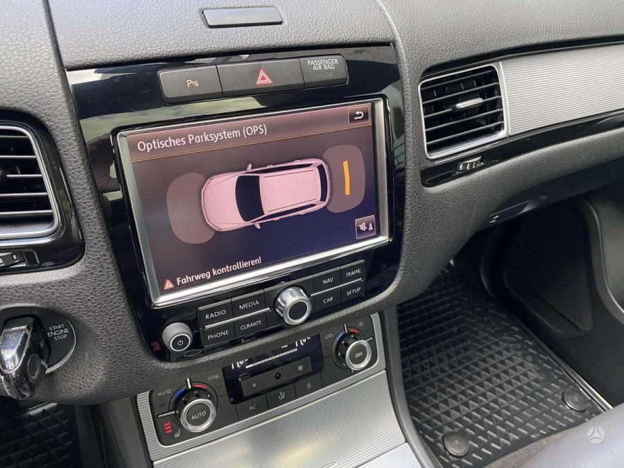 Grey Volkswagen Touareg 2012 in Marijampole, with an engine capacity of 2.97 L and mileage of 286 thousand km for 13550 €, photo 33 on AUTOMOTO.COM.LV