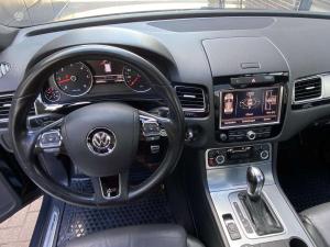 Grey Volkswagen Touareg 2012 in Marijampole, with an engine capacity of 2.97 L and mileage of 286 thousand km for 13550 €, photo 34 on AUTOMOTO.COM.LV