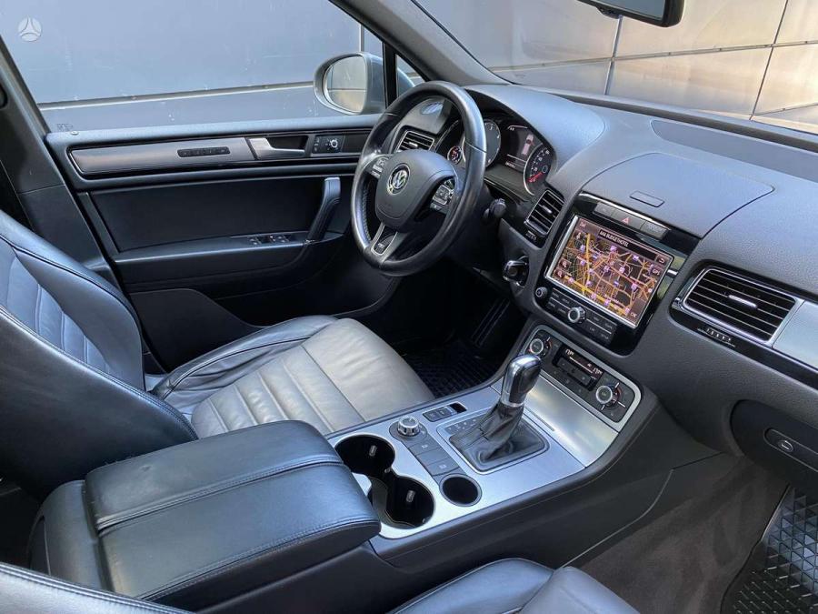 Grey Volkswagen Touareg 2012 in Marijampole, with an engine capacity of 2.97 L and mileage of 286 thousand km for 13550 €, photo 35 on AUTOMOTO.COM.LV