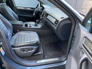 Grey Volkswagen Touareg 2012 in Marijampole, with an engine capacity of 2.97 L and mileage of 286 thousand km for 13550 €, photo 36 on AUTOMOTO.COM.LV