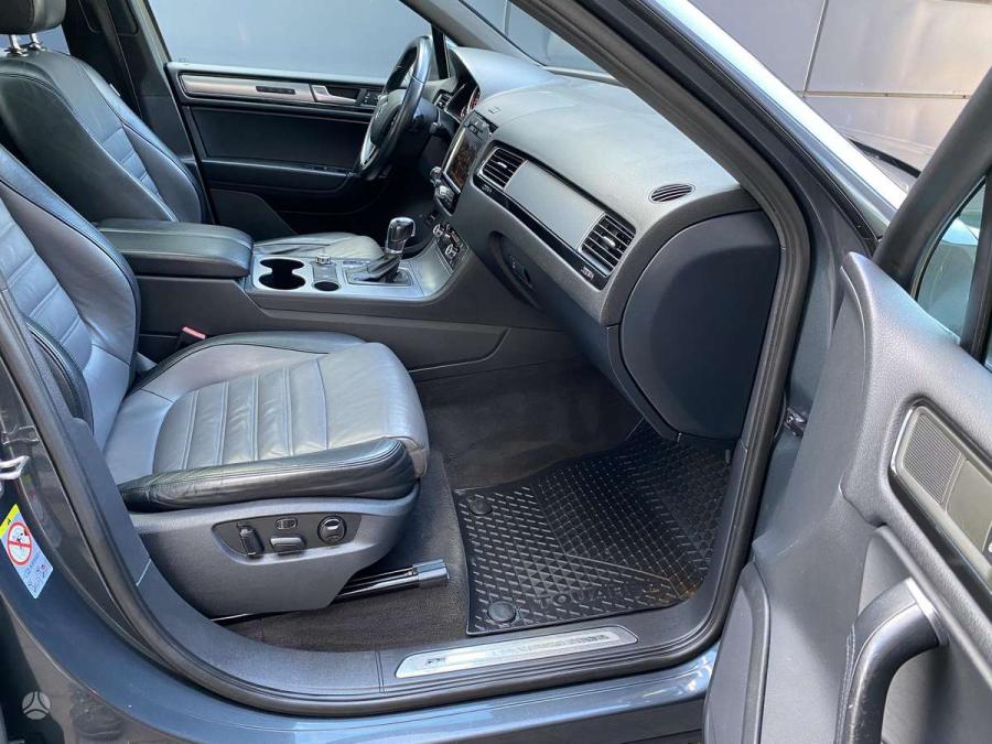 Grey Volkswagen Touareg 2012 in Marijampole, with an engine capacity of 2.97 L and mileage of 286 thousand km for 13550 €, photo 36 on AUTOMOTO.COM.LV