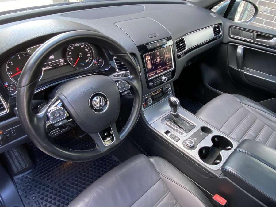 Grey Volkswagen Touareg 2012 in Marijampole, with an engine capacity of 2.97 L and mileage of 286 thousand km for 13550 €, photo 38 on AUTOMOTO.COM.LV