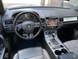Grey Volkswagen Touareg 2012 in Marijampole, with an engine capacity of 2.97 L and mileage of 286 thousand km for 13550 €, photo 39 on AUTOMOTO.COM.LV