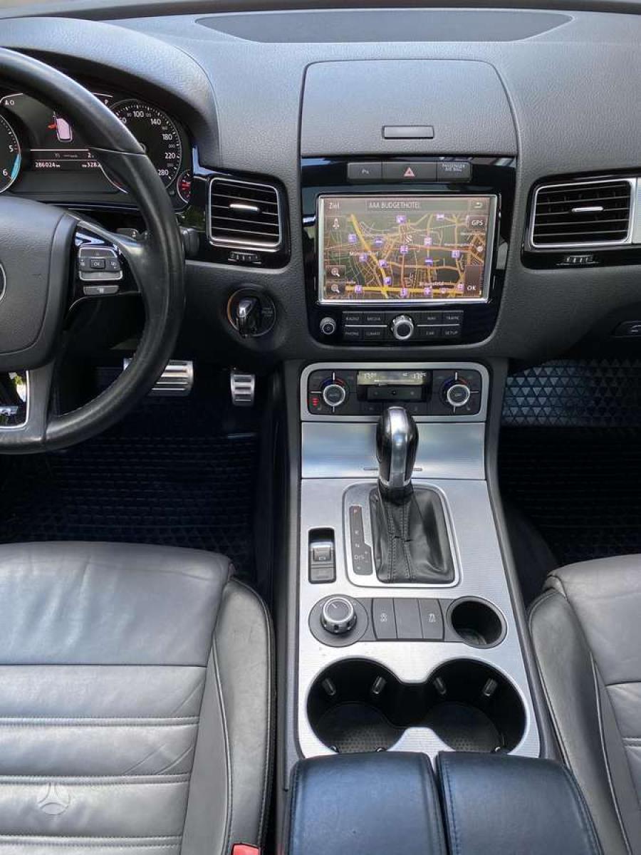 Grey Volkswagen Touareg 2012 in Marijampole, with an engine capacity of 2.97 L and mileage of 286 thousand km for 13550 €, photo 40 on AUTOMOTO.COM.LV