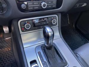 Grey Volkswagen Touareg 2012 in Marijampole, with an engine capacity of 2.97 L and mileage of 286 thousand km for 13550 €, photo 41 on AUTOMOTO.COM.LV
