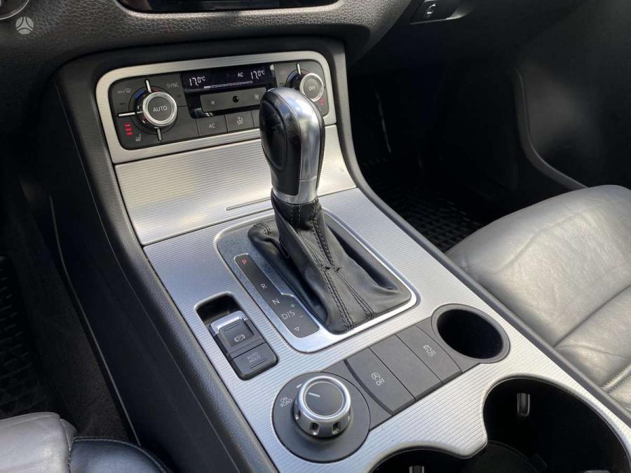 Grey Volkswagen Touareg 2012 in Marijampole, with an engine capacity of 2.97 L and mileage of 286 thousand km for 13550 €, photo 42 on AUTOMOTO.COM.LV
