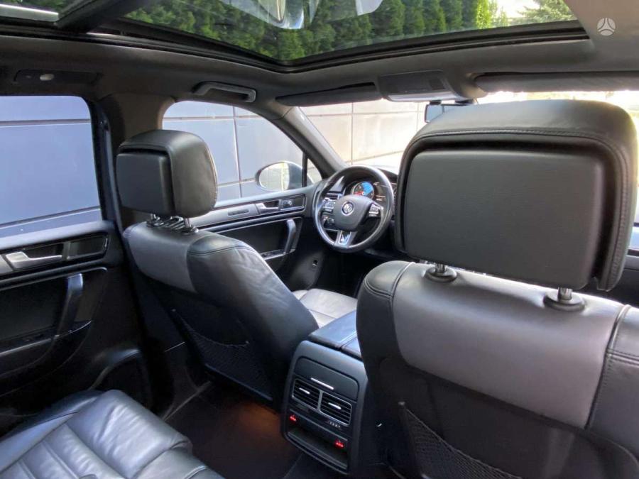 Grey Volkswagen Touareg 2012 in Marijampole, with an engine capacity of 2.97 L and mileage of 286 thousand km for 13550 €, photo 45 on AUTOMOTO.COM.LV