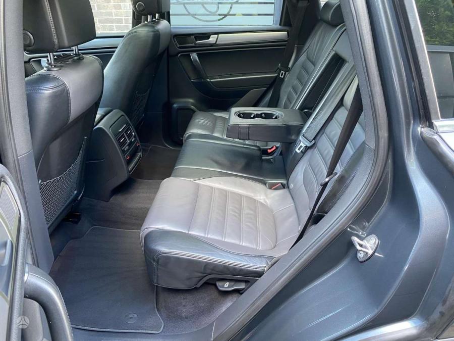 Grey Volkswagen Touareg 2012 in Marijampole, with an engine capacity of 2.97 L and mileage of 286 thousand km for 13550 €, photo 46 on AUTOMOTO.COM.LV