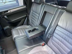 Grey Volkswagen Touareg 2012 in Marijampole, with an engine capacity of 2.97 L and mileage of 286 thousand km for 13550 €, photo 47 on AUTOMOTO.COM.LV
