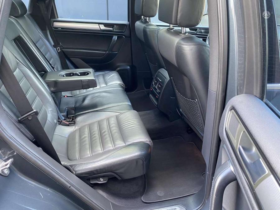 Grey Volkswagen Touareg 2012 in Marijampole, with an engine capacity of 2.97 L and mileage of 286 thousand km for 13550 €, photo 50 on AUTOMOTO.COM.LV