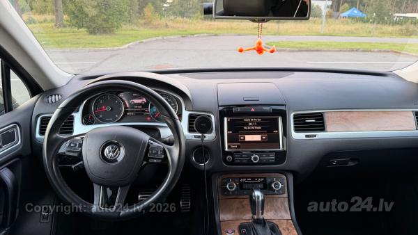 Pelēks Volkswagen Touareg 2012 Tallina, ar dzinēja tilpumu 4.20 L un nobraukumu 390 tūkst. km par 11900 €, foto 10 vietnē AUTOMOTO.COM.LV