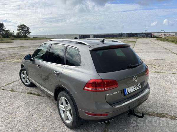 Volkswagen Touareg 2012 in Liepaja on AUTOMOTO.COM.LV Grey Volkswagen Touareg 2012 in Liepaja, with an engine capacity of 3.00 L and mileage of 323 thousand km for 10900 €, photo 4 on AUTOMOTO.COM.LV