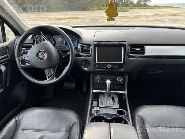 Volkswagen Touareg 2012 in Liepaja on AUTOMOTO.COM.LV Grey Volkswagen Touareg 2012 in Liepaja, with an engine capacity of 3.00 L and mileage of 323 thousand km for 10900 €, photo 7 on AUTOMOTO.COM.LV