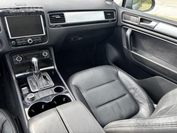 Volkswagen Touareg 2012 in Liepaja on AUTOMOTO.COM.LV Grey Volkswagen Touareg 2012 in Liepaja, with an engine capacity of 3.00 L and mileage of 323 thousand km for 10900 €, photo 9 on AUTOMOTO.COM.LV