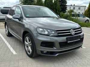 Grey Volkswagen Touareg 2013 in Liepaja, with an engine capacity of 3.00 L and mileage of 229 thousand km for 16750 €, photo 1 on AUTOMOTO.COM.LV