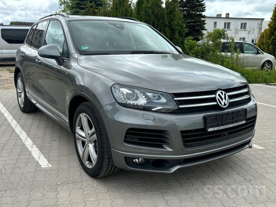 Grey Volkswagen Touareg 2013 in Liepaja, with an engine capacity of 3.00 L and mileage of 229 thousand km for 16750 €, photo 1 on AUTOMOTO.COM.LV