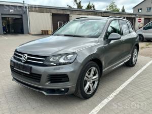 Grey Volkswagen Touareg 2013 in Liepaja, with an engine capacity of 3.00 L and mileage of 229 thousand km for 16750 €, photo 2 on AUTOMOTO.COM.LV