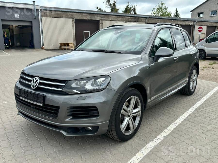 Grey Volkswagen Touareg 2013 in Liepaja, with an engine capacity of 3.00 L and mileage of 229 thousand km for 16750 €, photo 2 on AUTOMOTO.COM.LV