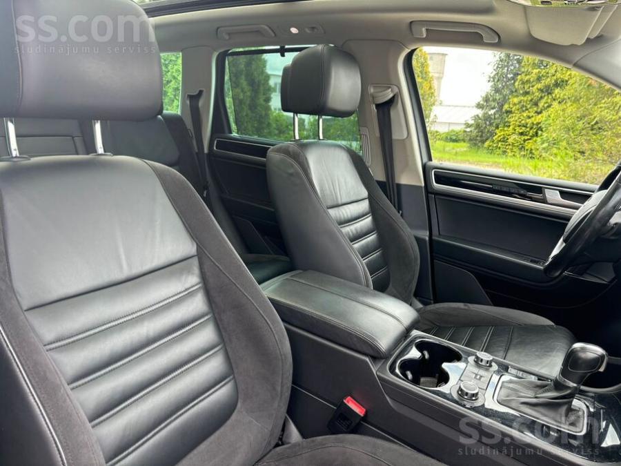 Grey Volkswagen Touareg 2013 in Liepaja, with an engine capacity of 3.00 L and mileage of 229 thousand km for 16750 €, photo 8 on AUTOMOTO.COM.LV