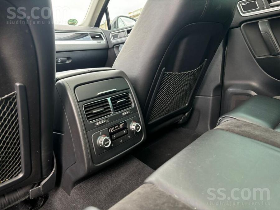 Grey Volkswagen Touareg 2013 in Liepaja, with an engine capacity of 3.00 L and mileage of 229 thousand km for 16750 €, photo 9 on AUTOMOTO.COM.LV