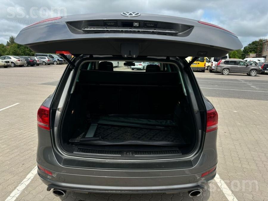 Grey Volkswagen Touareg 2013 in Liepaja, with an engine capacity of 3.00 L and mileage of 229 thousand km for 16750 €, photo 10 on AUTOMOTO.COM.LV