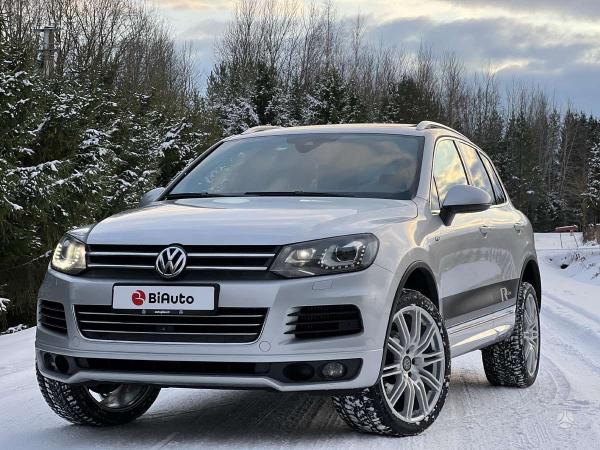 Grey Volkswagen Touareg 2013 in Utena, with an engine capacity of 2.97 L and mileage of 285 thousand km for 11950 €, photo 1 on AUTOMOTO.COM.LV