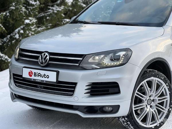 Grey Volkswagen Touareg 2013 in Utena, with an engine capacity of 2.97 L and mileage of 285 thousand km for 11950 €, photo 4 on AUTOMOTO.COM.LV