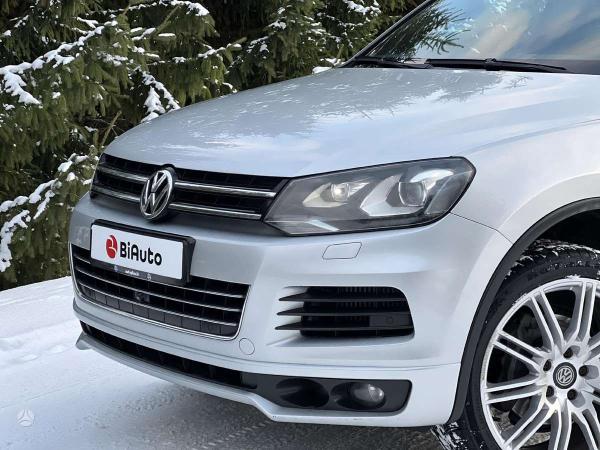 Grey Volkswagen Touareg 2013 in Utena, with an engine capacity of 2.97 L and mileage of 285 thousand km for 11950 €, photo 5 on AUTOMOTO.COM.LV