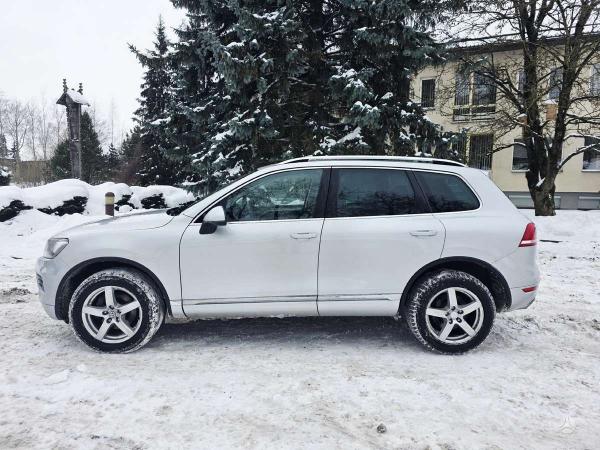 Pelēks Volkswagen Touareg 2013 Panevēža, ar dzinēja tilpumu 2.97 L un nobraukumu 302 tūkst. km par 11300 €, foto 1 vietnē AUTOMOTO.COM.LV