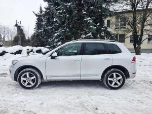 Grey Volkswagen Touareg 2013 in Panevezys, with an engine capacity of 2.97 L and mileage of 302 thousand km for 11300 €, photo  on AUTOMOTO.COM.LV