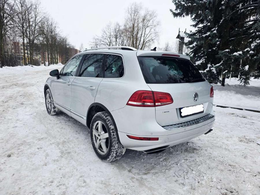 Pelēks Volkswagen Touareg 2013 Panevēža, ar dzinēja tilpumu 2.97 L un nobraukumu 302 tūkst. km par 11300 €, foto 2 vietnē AUTOMOTO.COM.LV