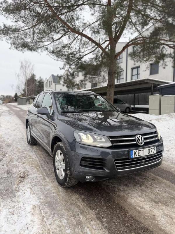 Grey Volkswagen Touareg 2013 in Vilnius, with an engine capacity of 2.97 L and mileage of 190 thousand km for 12999 €, photo 1 on AUTOMOTO.COM.LV