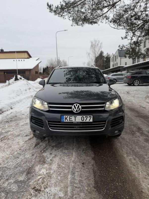 Grey Volkswagen Touareg 2013 in Vilnius, with an engine capacity of 2.97 L and mileage of 190 thousand km for 12999 €, photo 2 on AUTOMOTO.COM.LV