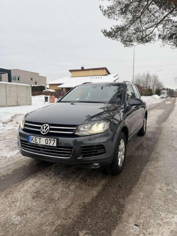 Grey Volkswagen Touareg 2013 in Vilnius, with an engine capacity of 2.97 L and mileage of 190 thousand km for 12999 €, photo 3 on AUTOMOTO.COM.LV