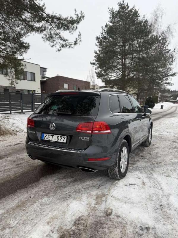Grey Volkswagen Touareg 2013 in Vilnius, with an engine capacity of 2.97 L and mileage of 190 thousand km for 12999 €, photo 4 on AUTOMOTO.COM.LV