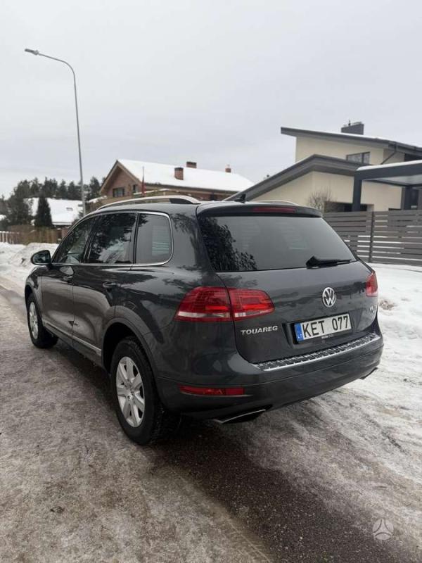 Grey Volkswagen Touareg 2013 in Vilnius, with an engine capacity of 2.97 L and mileage of 190 thousand km for 12999 €, photo 5 on AUTOMOTO.COM.LV