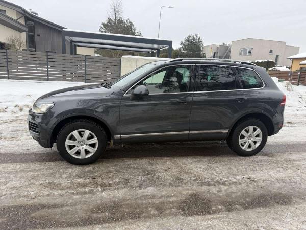 Grey Volkswagen Touareg 2013 in Vilnius, with an engine capacity of 2.97 L and mileage of 190 thousand km for 12999 €, photo 7 on AUTOMOTO.COM.LV