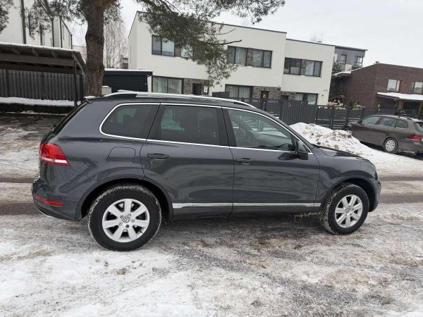 Grey Volkswagen Touareg 2013 in Vilnius, with an engine capacity of 2.97 L and mileage of 190 thousand km for 12999 €, photo 8 on AUTOMOTO.COM.LV