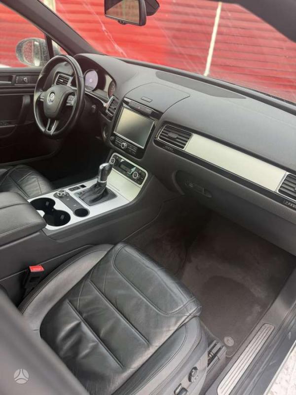 Grey Volkswagen Touareg 2013 in Vilnius, with an engine capacity of 2.97 L and mileage of 190 thousand km for 12999 €, photo 10 on AUTOMOTO.COM.LV