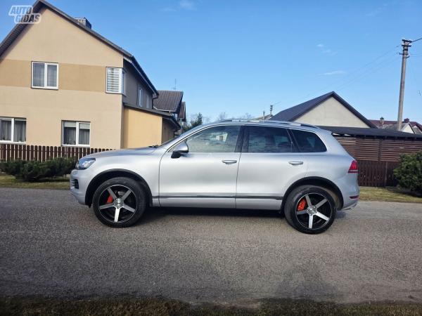 Grey Volkswagen Touareg 2013 in Panevezys, with an engine capacity of 3.00 L and mileage of 306 thousand km for 10900 €, photo 1 on AUTOMOTO.COM.LV