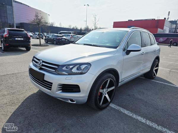 Grey Volkswagen Touareg 2013 in Panevezys, with an engine capacity of 3.00 L and mileage of 306 thousand km for 10900 €, photo 2 on AUTOMOTO.COM.LV