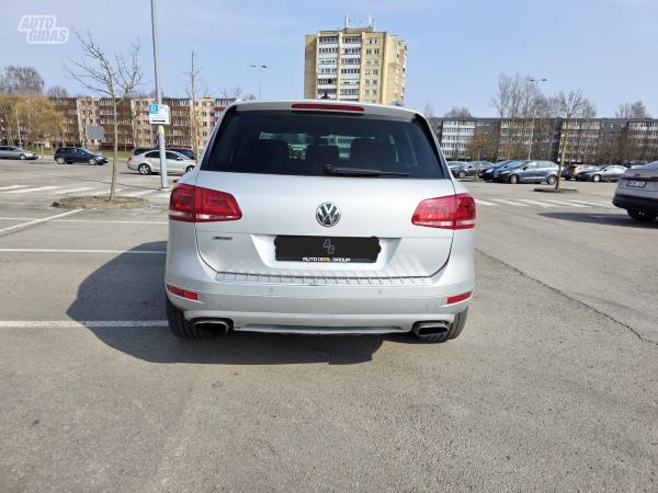 Grey Volkswagen Touareg 2013 in Panevezys, with an engine capacity of 3.00 L and mileage of 306 thousand km for 10900 €, photo 10 on AUTOMOTO.COM.LV