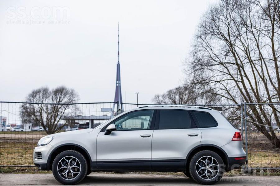 Pelēks Volkswagen Touareg 2013 Rīga, ar dzinēja tilpumu 3.00 L un nobraukumu 457 tūkst. km par 9990 €, foto 5 vietnē AUTOMOTO.COM.LV