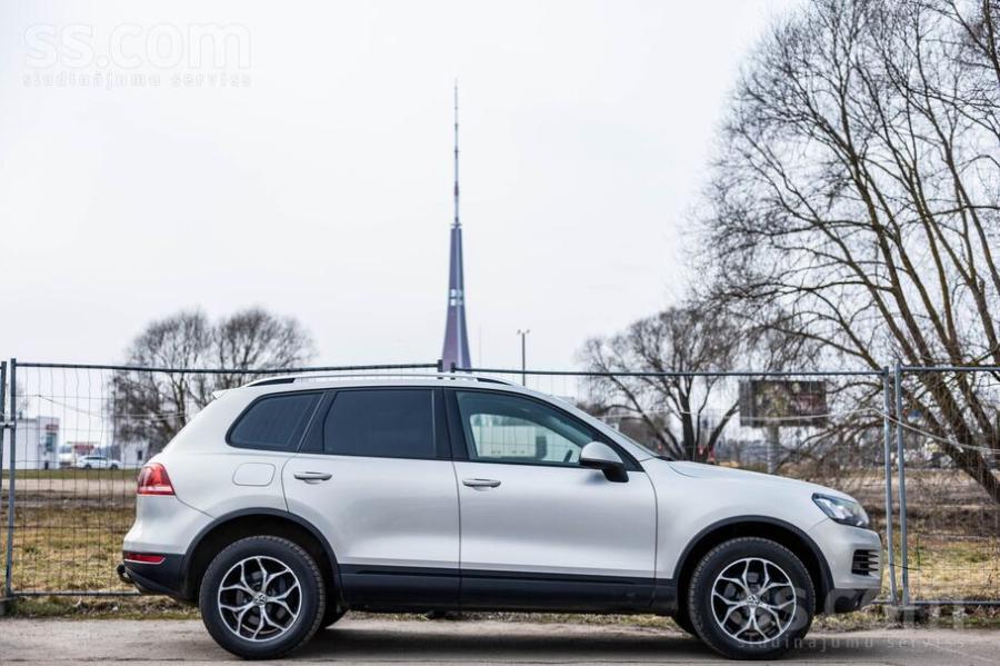 Pelēks Volkswagen Touareg 2013 Rīga, ar dzinēja tilpumu 3.00 L un nobraukumu 457 tūkst. km par 9990 €, foto 6 vietnē AUTOMOTO.COM.LV
