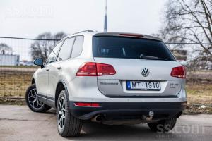 Pelēks Volkswagen Touareg 2013 Rīga, ar dzinēja tilpumu 3.00 L un nobraukumu 457 tūkst. km par 9990 €, foto 7 vietnē AUTOMOTO.COM.LV